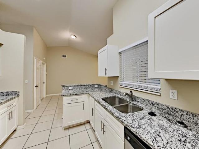 4 Br, 2 bath, Single Family 2938 Hickory Ridge Dr