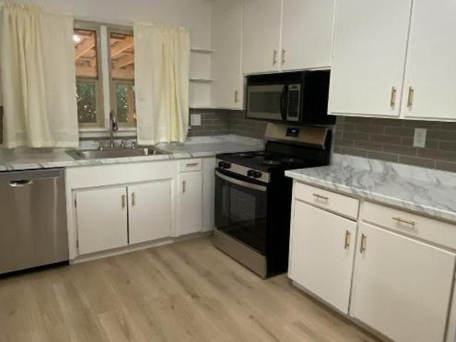 4 Br, 2 bath, Single Family 2017 Lark Dr
