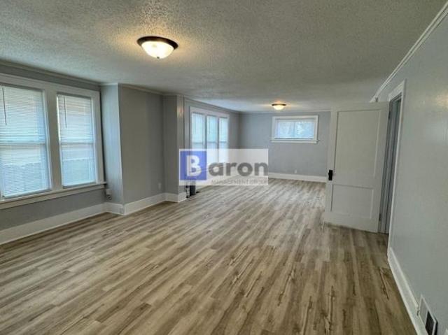 4 Br, 2 bath, Single Family 205 E Victoria St