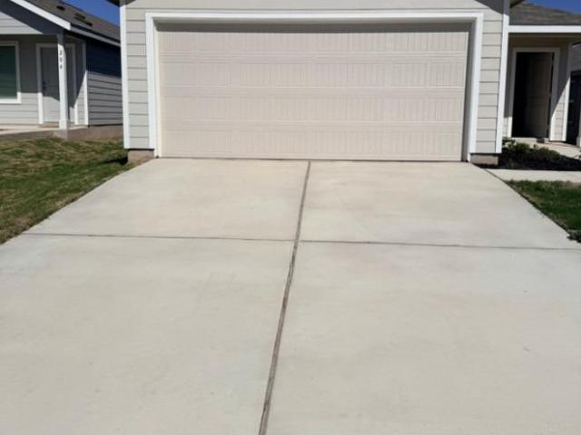 4 Br, 2 bath, Single Family 208 Skyfire St