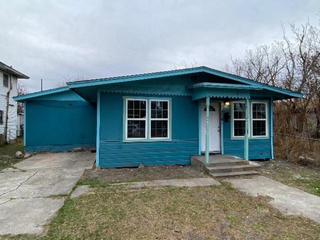 4 Br, 2 bath, Single Family 216 W Ave C