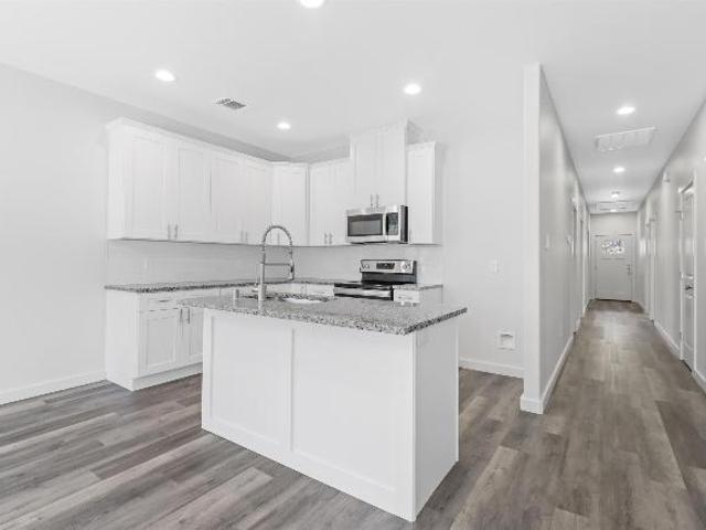 4 Br, 2 bath, Single Family 223 West Walker Street