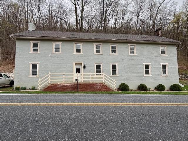 4 Br, 2 bath, Single Family 2233 Farmington Ave