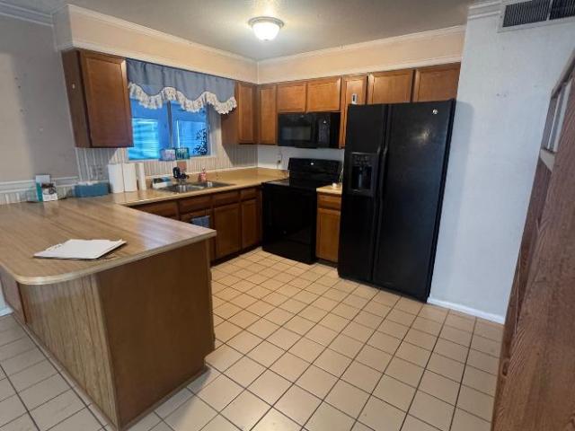 4 Br, 2 bath, Single Family 3410 E Shaw Butt Dr