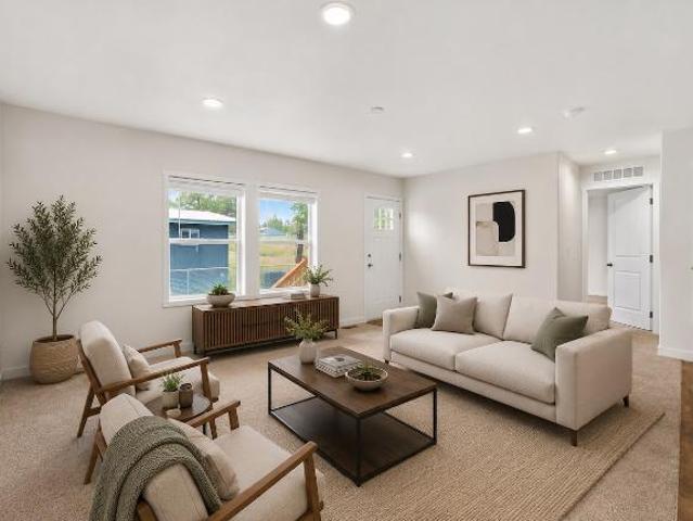 4 Br, 2 bath, Single Family 35312 North Newport Highway