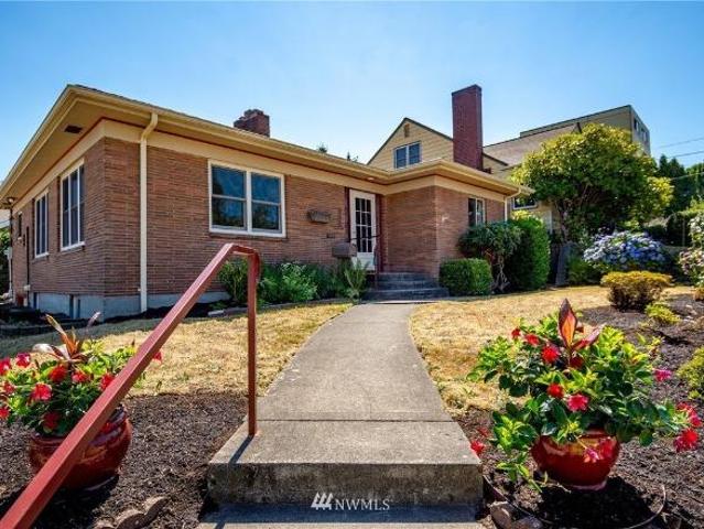 4 Br, 2 bath, Single Family 3003 NW 74th St