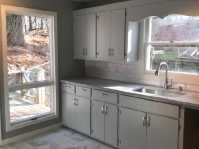 4 Br, 2 bath, Single Family 300 N Hampton Rd