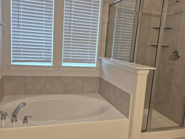 4 Br, 2 bath, Single Family 3041 Hollybrook Ln