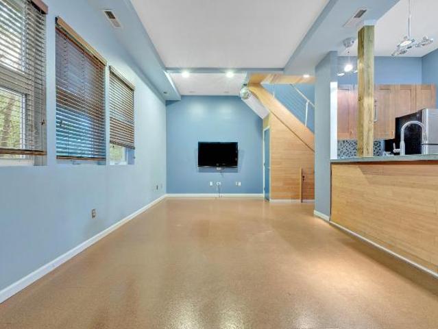 4 Br, 2 bath, Single Family 3051 N St Se