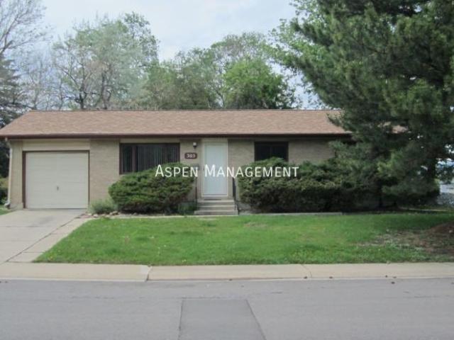 4 Br, 2 bath, Single Family 305 Bates Ave