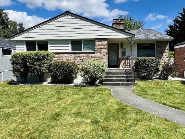 4 Br, 2 bath, Single Family 3222 34th Avenue West