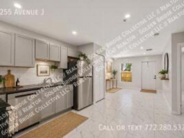 4 Br, 2 bath, Single Family 3255 Avenue