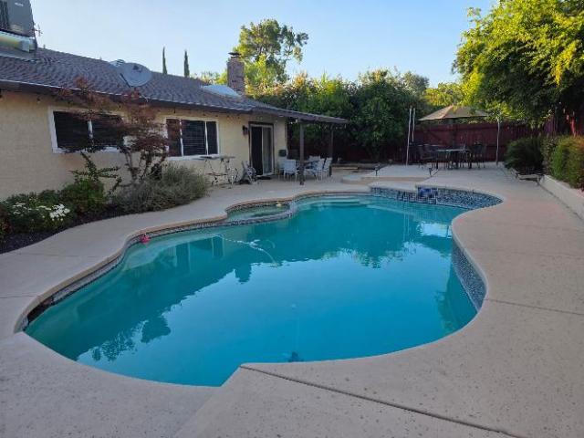 4 Br, 2 bath, Single Family 4401 Plantation Dr