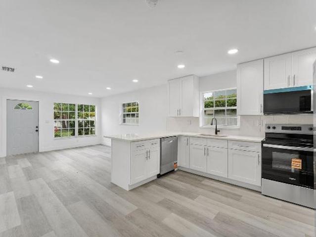 4 Br, 2 bath, Single Family 441 NW 2nd Avenue