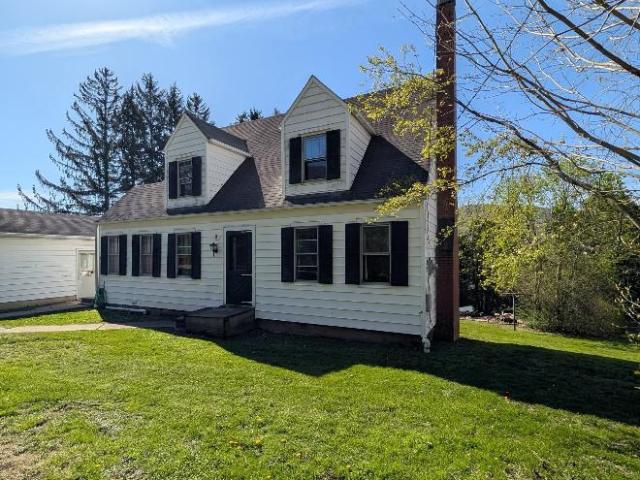 4 Br, 2 bath, Single Family 405 W Green St