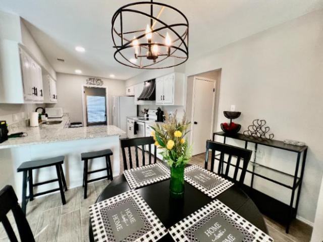 4 Br, 2 bath, Single Family 550 Westoak