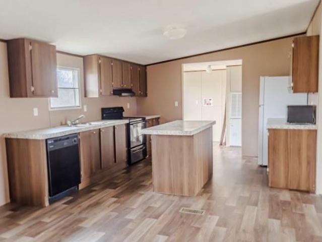 4 Br, 2 bath, Single Family 565 Mustang Dr