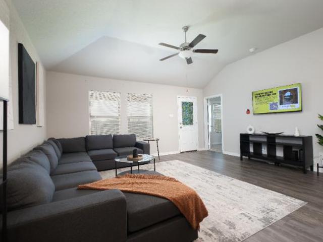 4 Br, 2 bath, Single Family 5019 Topaz Bend