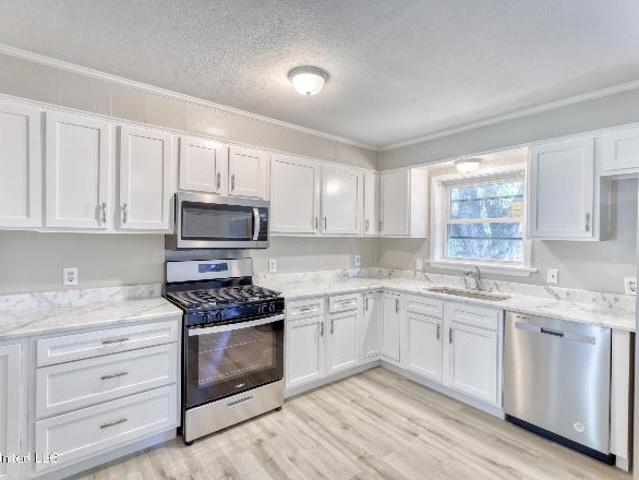 4 Br, 2 bath, Single Family 504 North Island View Avenue