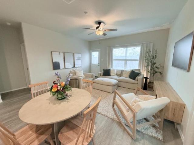 4 Br, 2 bath, Single Family 518 Pleasanton Way