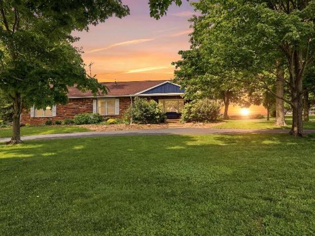 4 Br, 2 bath, Single Family 526 W Reade Ave