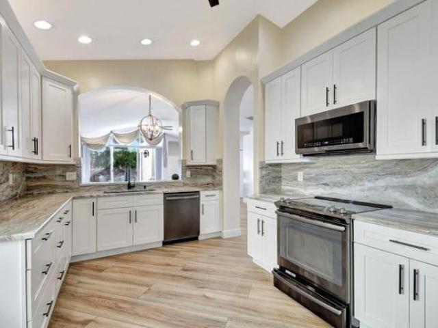 4 Br, 2 bath, Single Family 6172 Oak Bluff Way