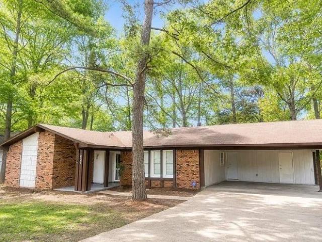 4 Br, 2 bath, Single Family 637 Briarcliff Cir
