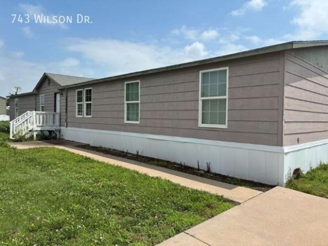 4 Br, 2 bath, Single Family 743 Wilson Dr