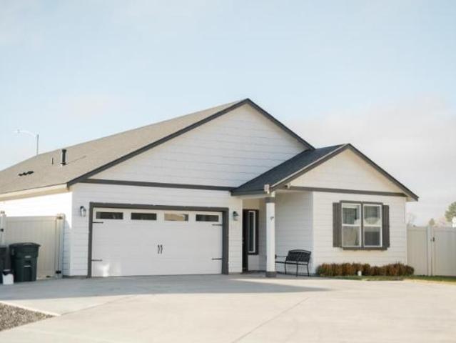 4 Br, 2 bath, Single Family 742 N Doumit Dr