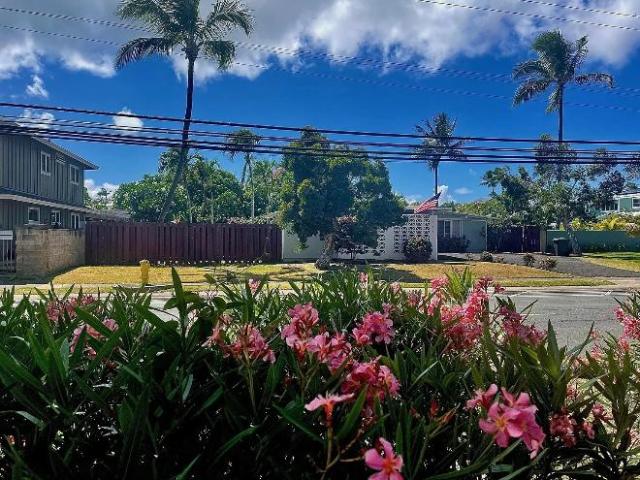 4 Br, 2 bath, Single Family 777 Mokapu Rd