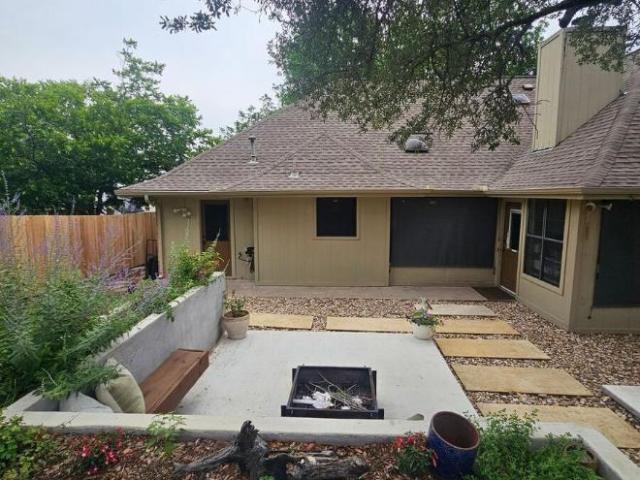 4 Br, 2 bath, Single Family 700 Racquet Ct