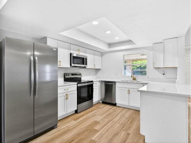 4 Br, 2 bath, Single Family 709 Brookview Dr