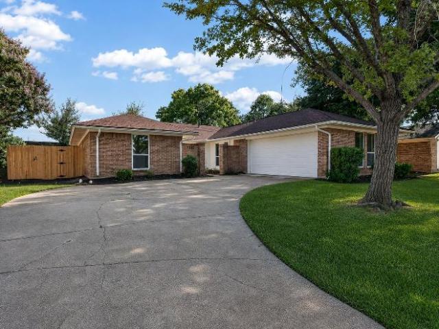 4 Br, 2 bath, Single Family 7202 Lakeshore Dr