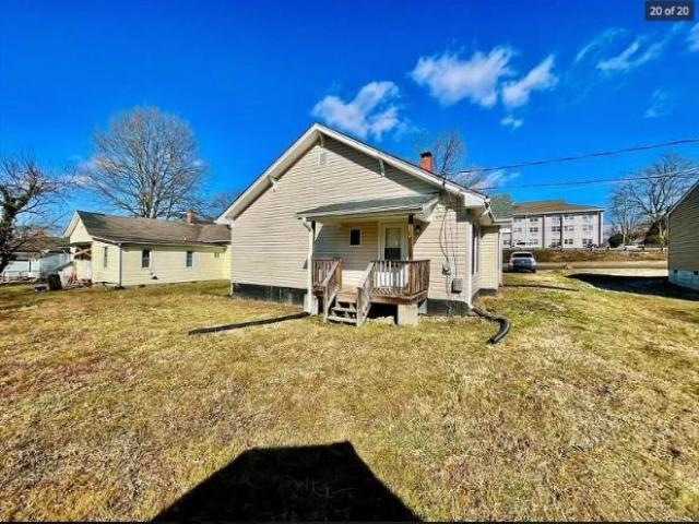 4 Br, 2 bath, Single Family 721 E Moorehead St