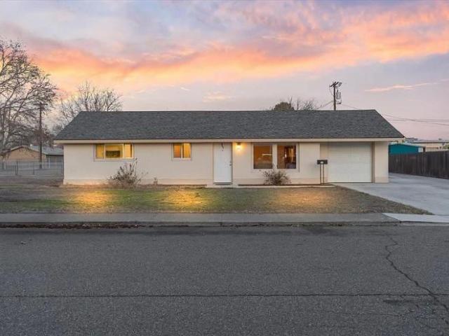 4 Br, 2 bath, Single Family 801 S Everett St