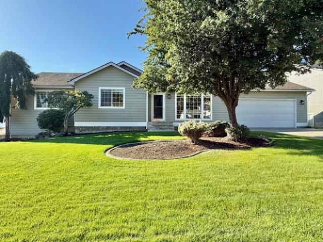 4 Br, 2 bath, Single Family 814 E Country Hill Ct