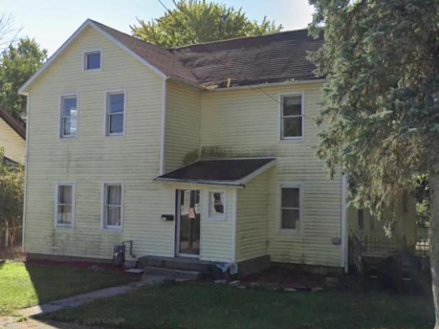 4 Br, 2 bath, Single Family 821 W Pleasant St
