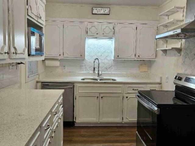 4 Br, 2 bath, Single Family 978 Van Zandt St