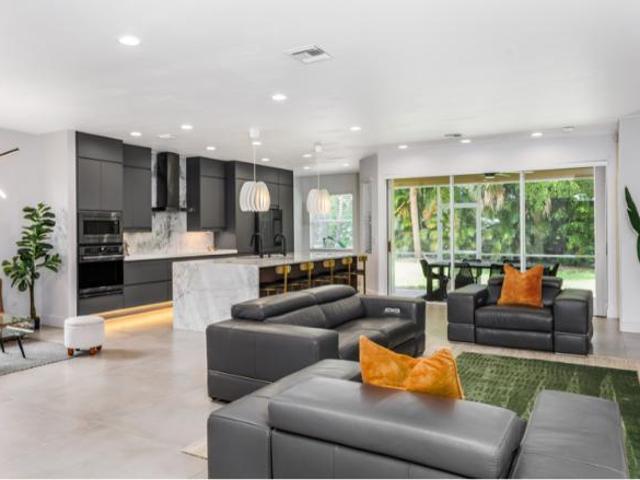 4 Br, 2 bath, Single Family 9841 Colonial Walk S