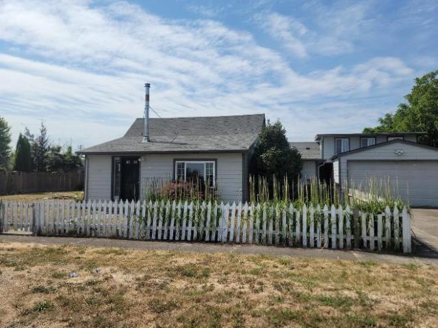 4 Br, 2 bath, Single Family 985 5th St