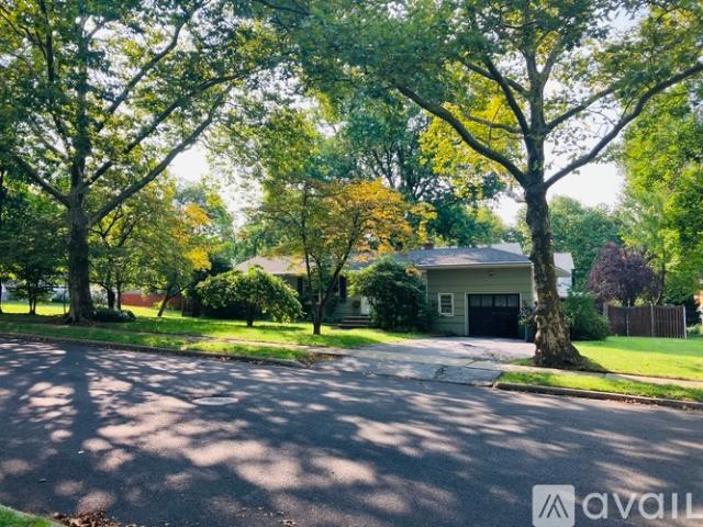 4 BR, 2 BA Apartment 159 Greg Lawn Drive, Paramus, NJ 07652