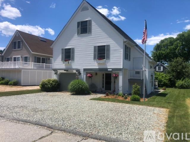 4 BR, 2 BA Apartment 16 Middlefield Street, Groton, CT 06340