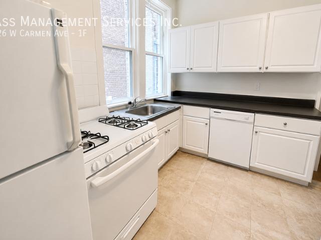 4 BR, 2 BA Apartment 1726 W Carmen Ave, Chicago, IL 60640