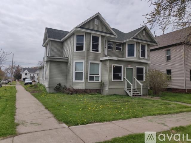 4 BR, 2 BA Apartment 1727 And 1725 Hughitt Ave, Unit 1727, Superior, WI 54880