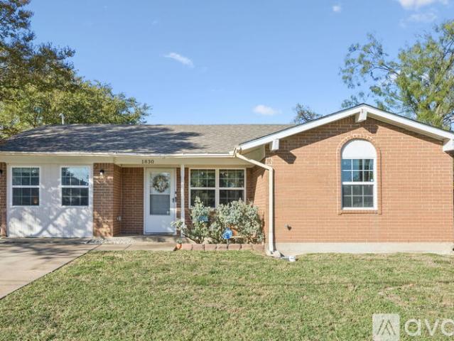 4 BR, 2 BA Apartment 1830 Austin Avenue, Grand Prairie, TX 75051