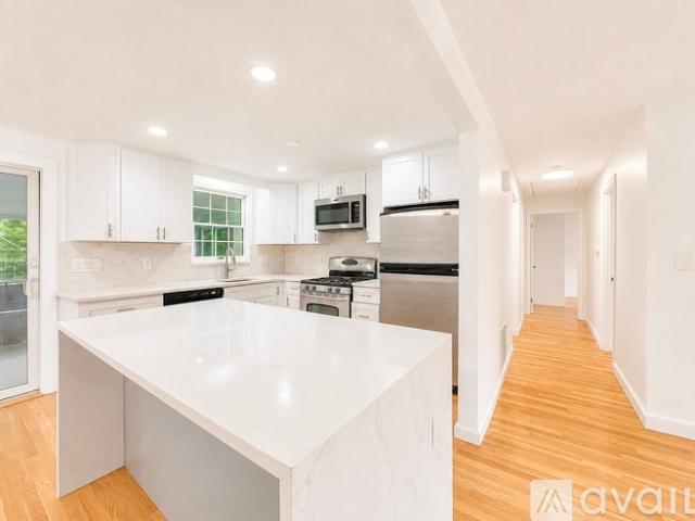 4 BR, 2 BA Apartment 18 Linda St, Foxborough, MA 02035