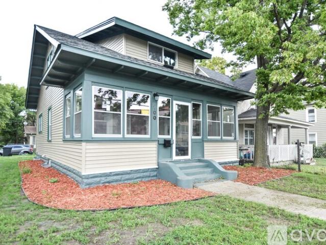 4 BR, 2 BA Apartment 100 E 38th St, Minneapolis, MN 55409