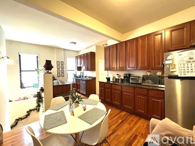 4 BR, 2 BA Apartment 1040 W School St, Unit 1044 #1F, Chicago, IL 60657