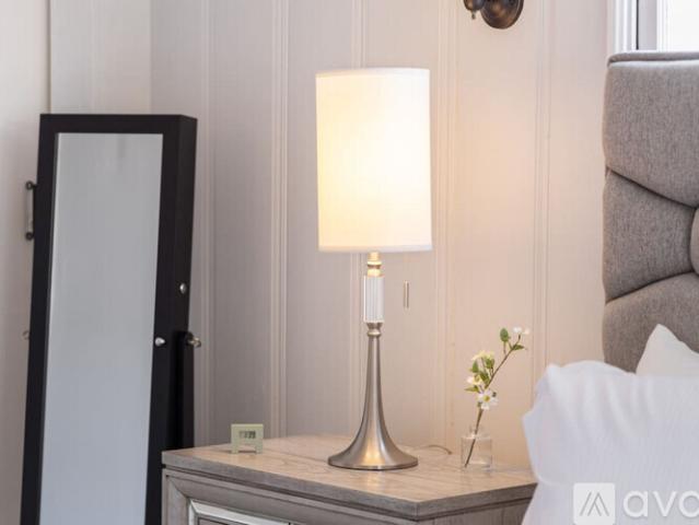 4 BR, 2 BA Apartment 10801 Hartsook Street Front House, Los Angeles, CA 91601