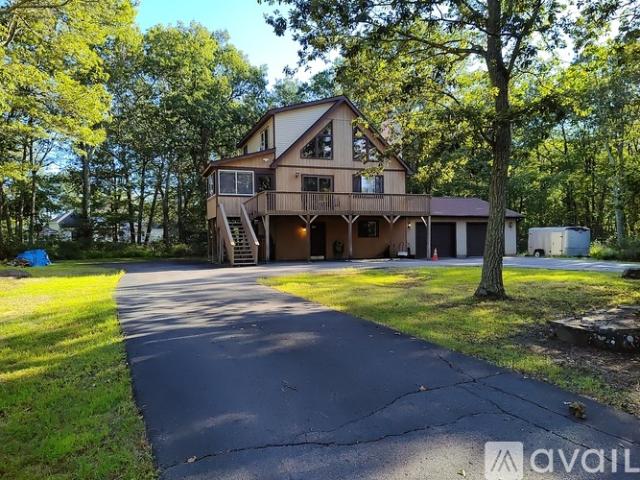 4 BR, 2 BA Apartment 108 Rodney Road, Milford, PA 18337